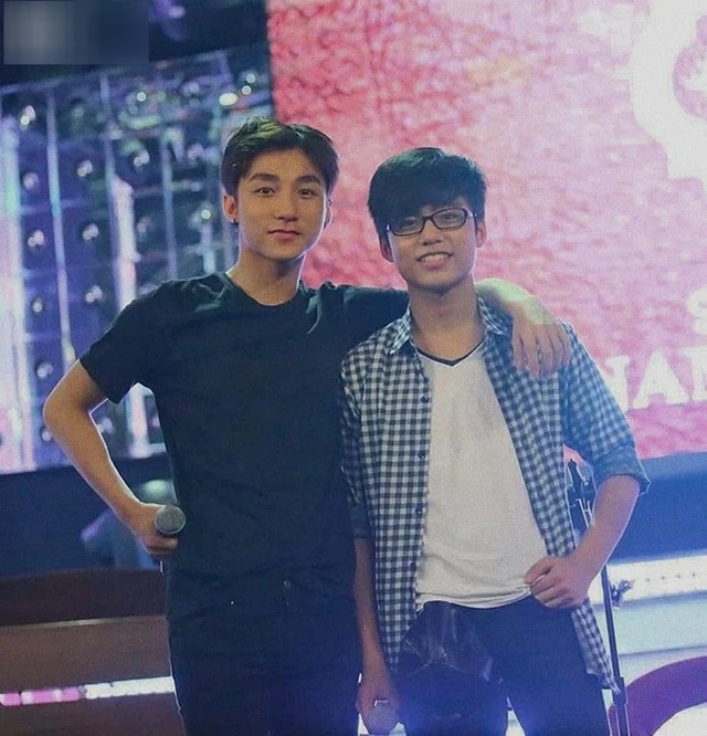 Rộ hình ảnh Sơn Tùng và MONO đứng chung sân khấu, chuyện gì đây?