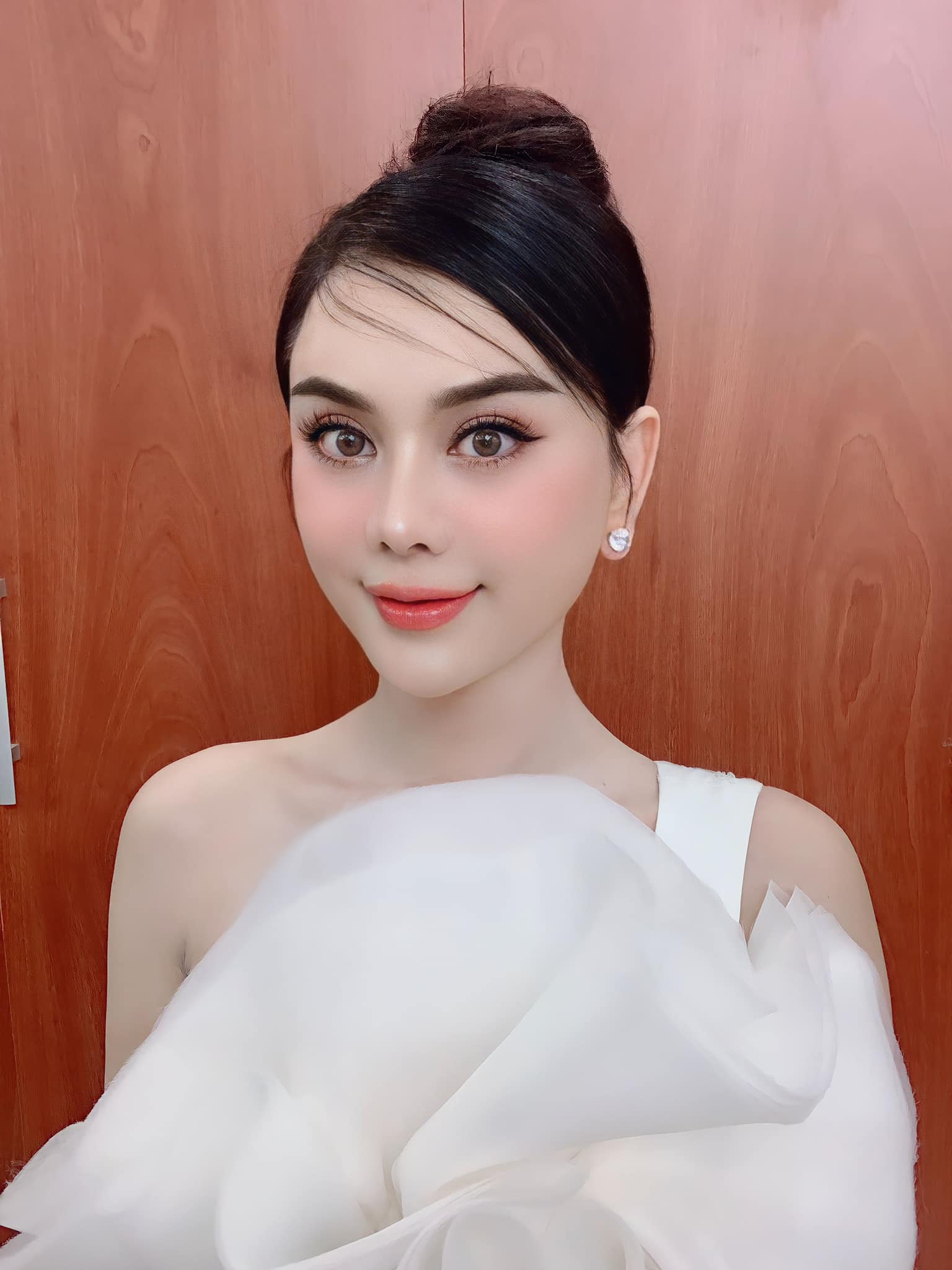 Lâm Khánh Chi kỉ niệm 5 năm ngày cưới với Phi Hùng, gửi lời nhắn nhủ tới chồng cũ