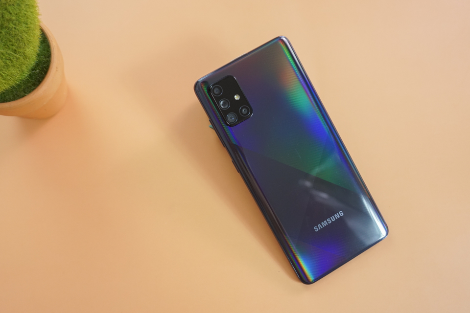 Trên tay Galaxy A71: Cấu hình mạnh, camera 64MP giá 10.5 triệu