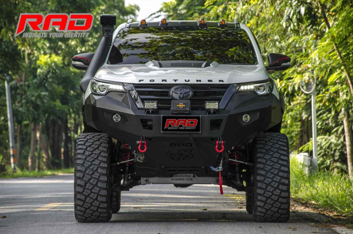 Toyota Fortuner tung bản độ off-road với gầm xe cao gần một mét chỉ ...