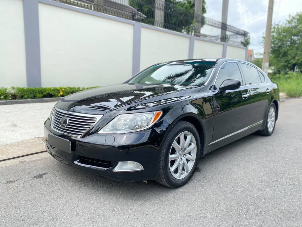 Xế hộp Lexus cũ giảm sốc hơn 2 tỷ, giá rẻ hơn cả Toyota Camry mới ‘đập hộp’