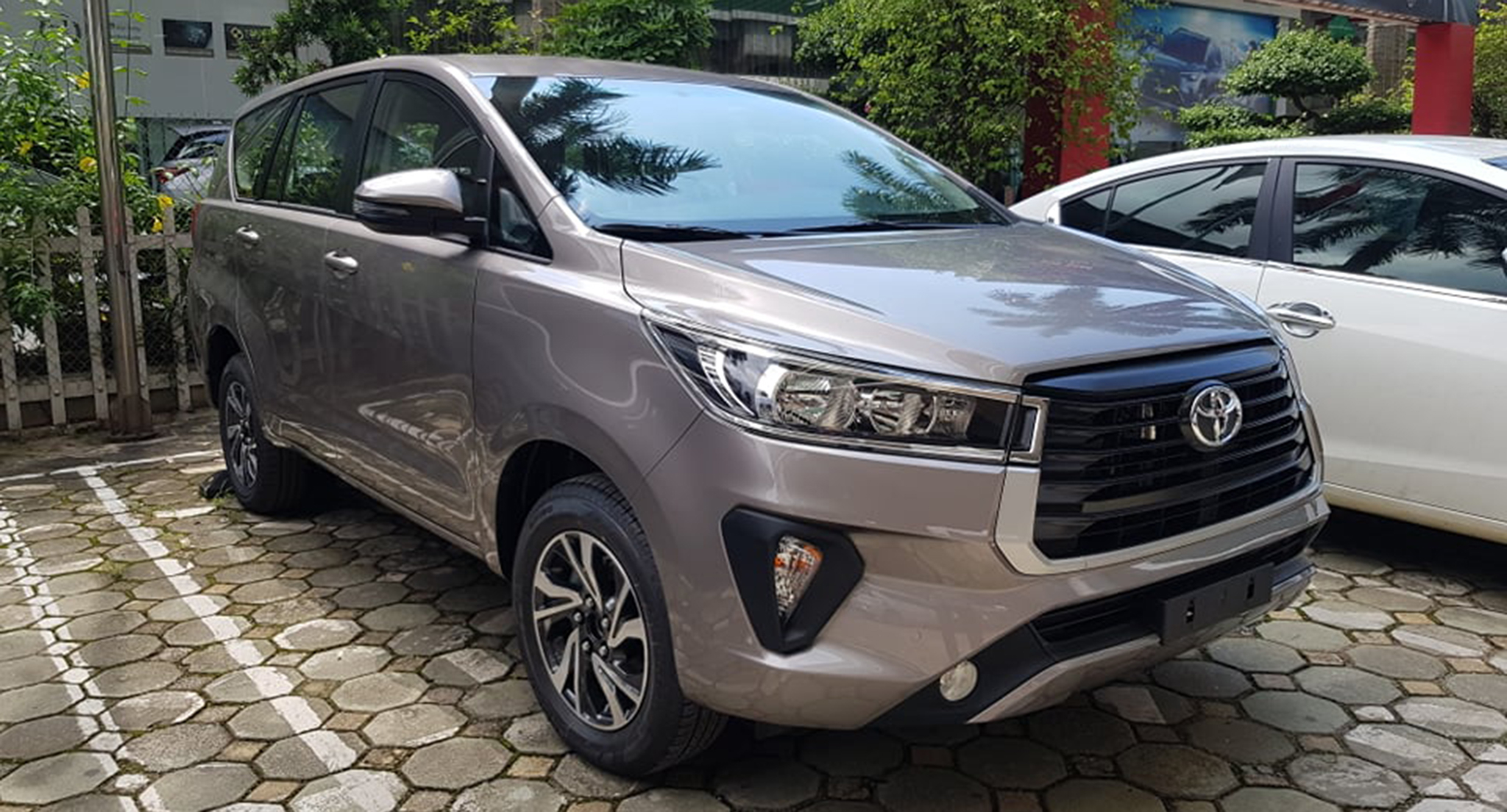 Toyota Innova 2021 xuất hiện tại đại lý, uy hiếp cực mạnh Mitsubishi ...