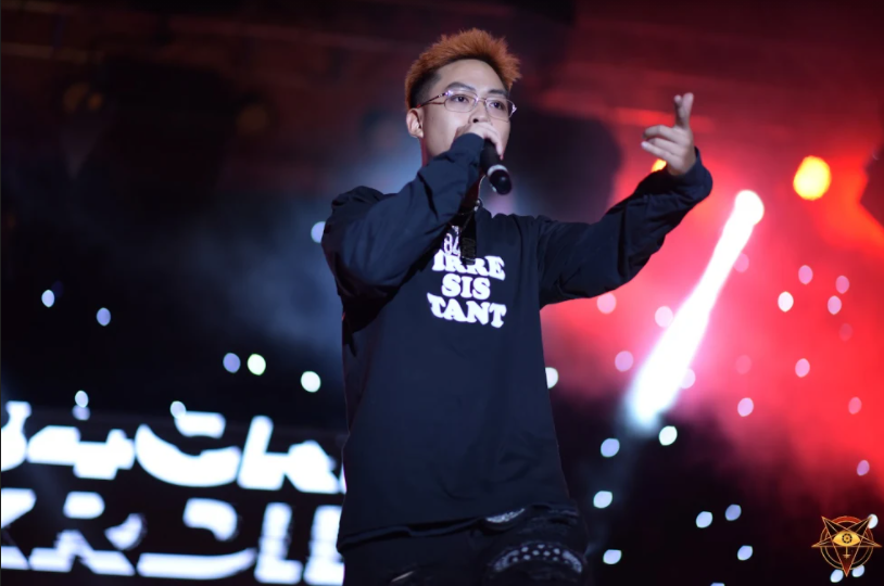 Wxrdie - King Of Rap đốt cháy sân khấu trường Báo trong ngày Halloween ...