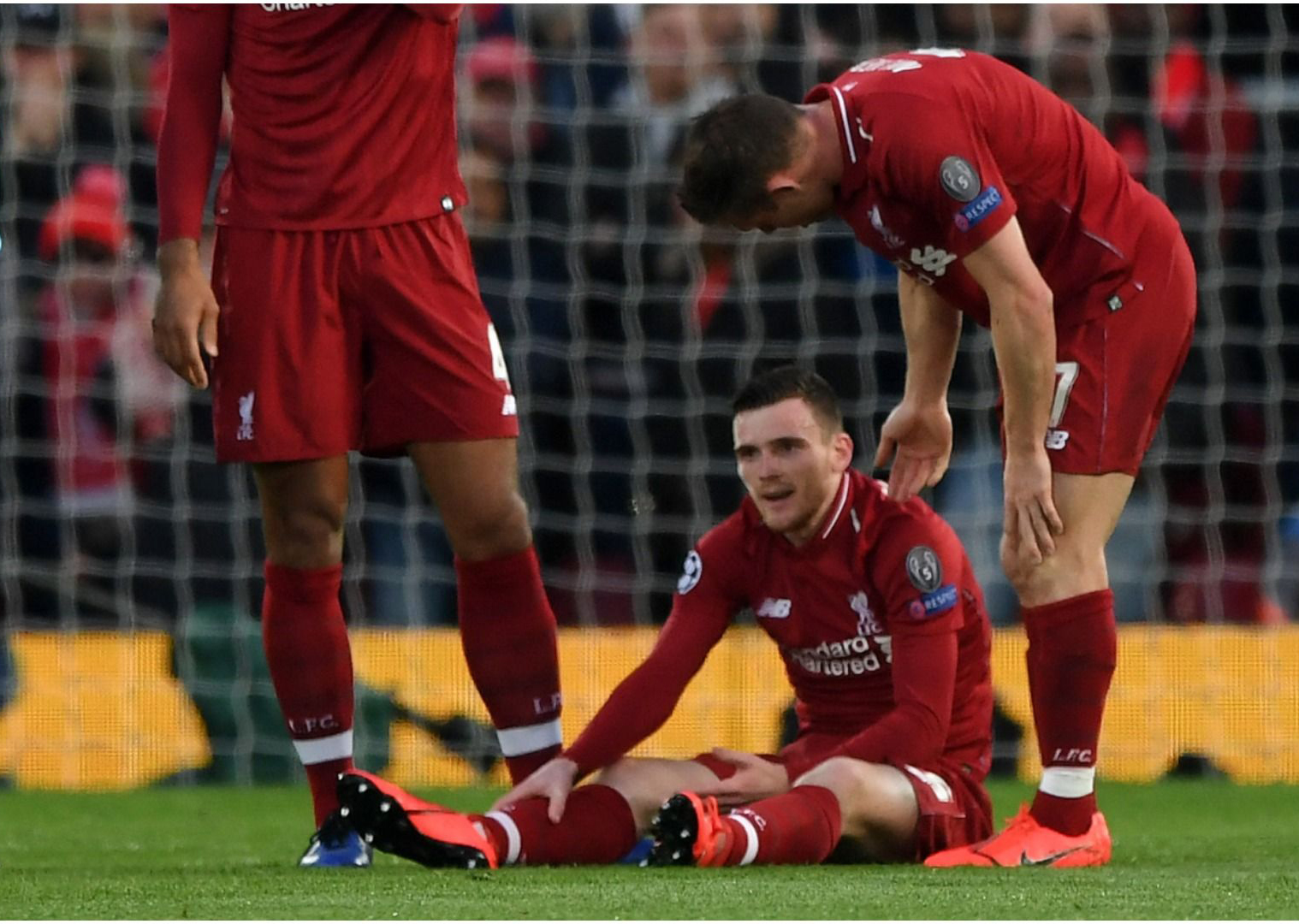Andy Roberson chấn thương, Jurgen Klopp chết điếng vì mất sạch hàng thủ
