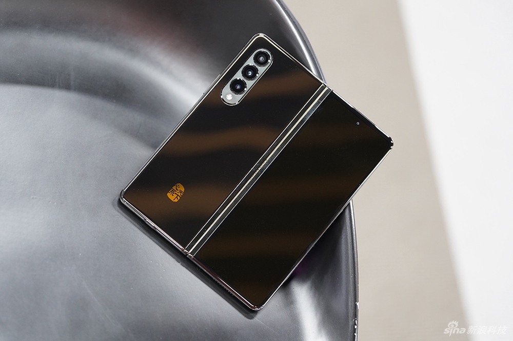 Trên tay 'smartphone Hoàng Thượng' Samsung W22 5G với thiết kế độc nhất ...
