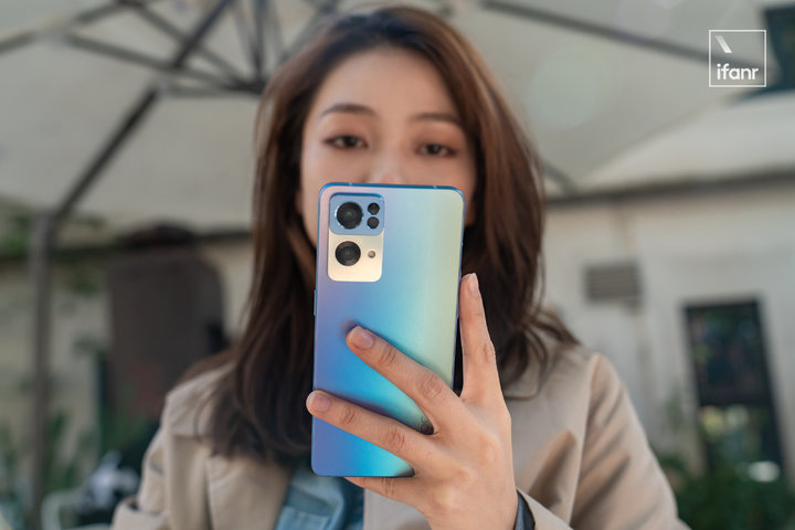 Đánh giá OPPO Reno7 Pro: Một vẻ đẹp khác lạ với camera ấn tượng trong ...