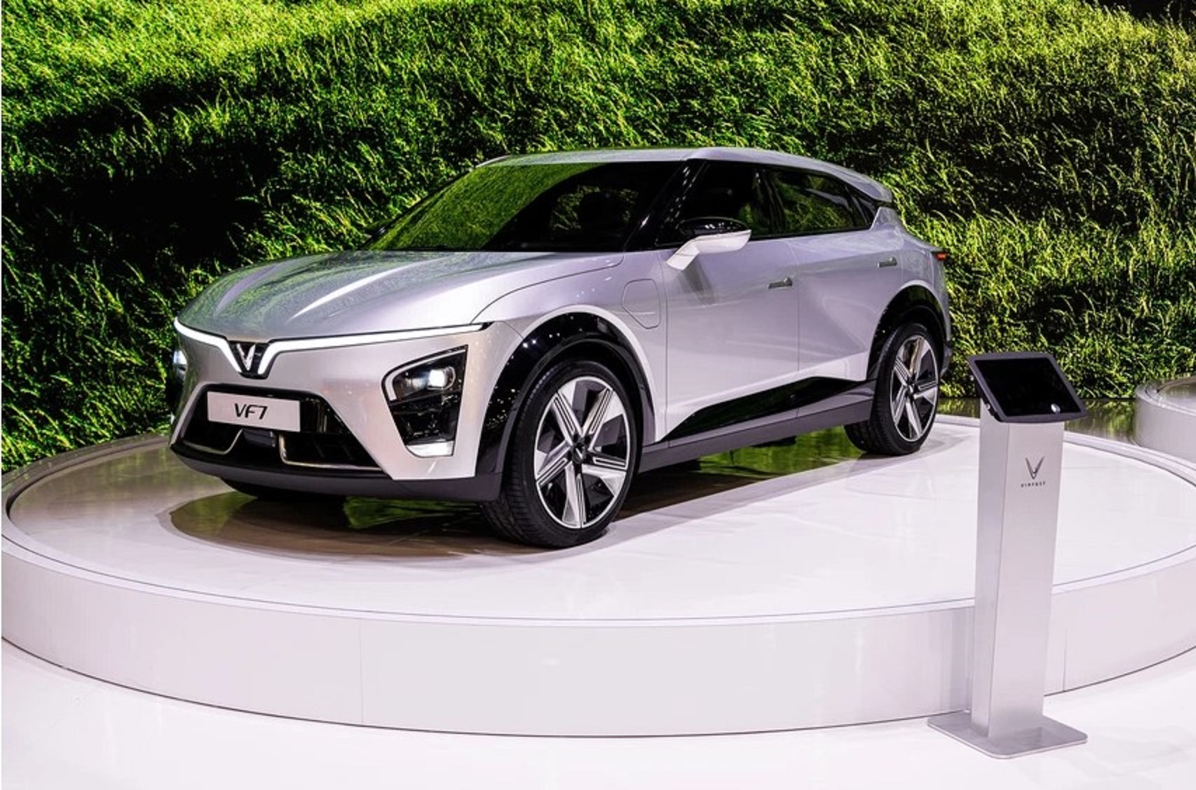 Lộ diện 'siêu phẩm' mới của VinFast: Crossover cỡ C đẹp mê mẩn, dễ ...