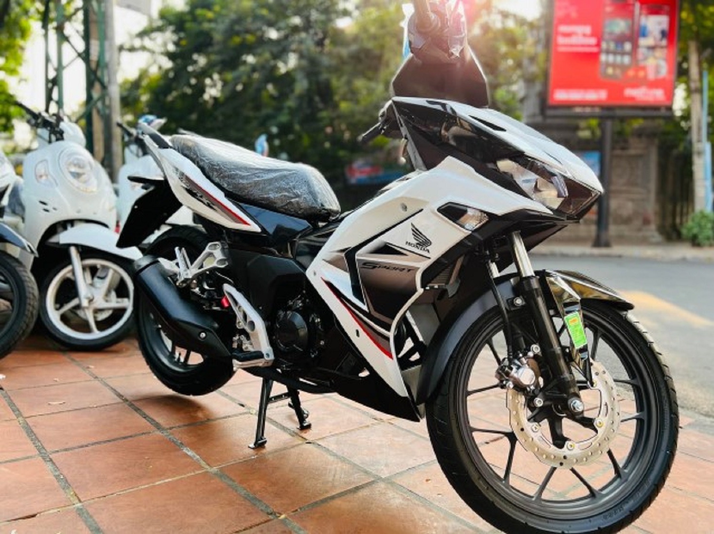 Mẫu xe côn tay mới của Honda gây sốt tại đại lý với diện mạo đẹp mắt ...