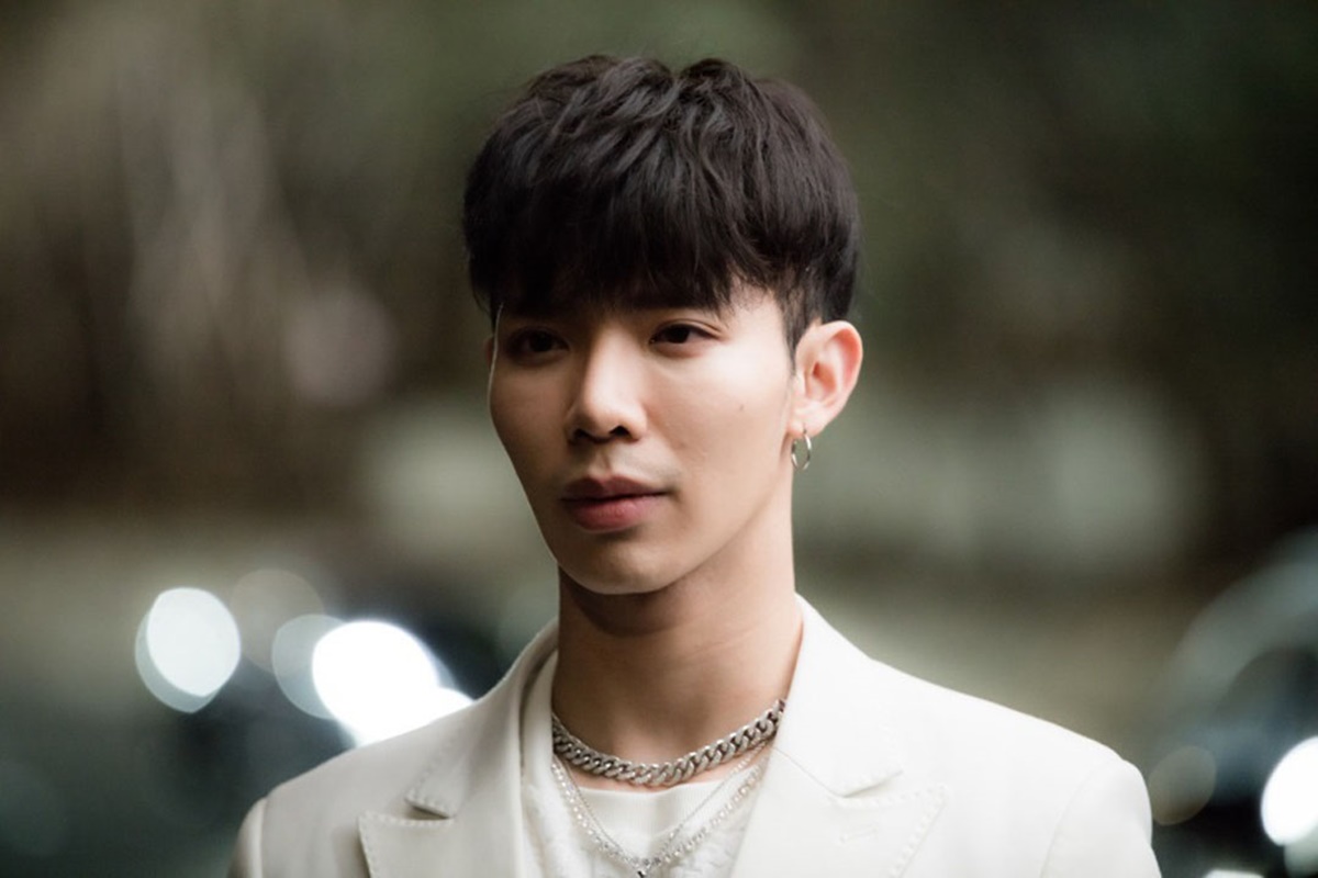 Bị kéo tay ngã trên sân khấu, Erik vẫn ghi điểm trong lòng người hâm mộ ...