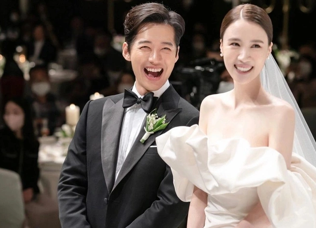 Màn Cầu Hôn Như Trong Phim Của Nam Tài Tử Nam Goong Min Và Vợ Người Mẫu