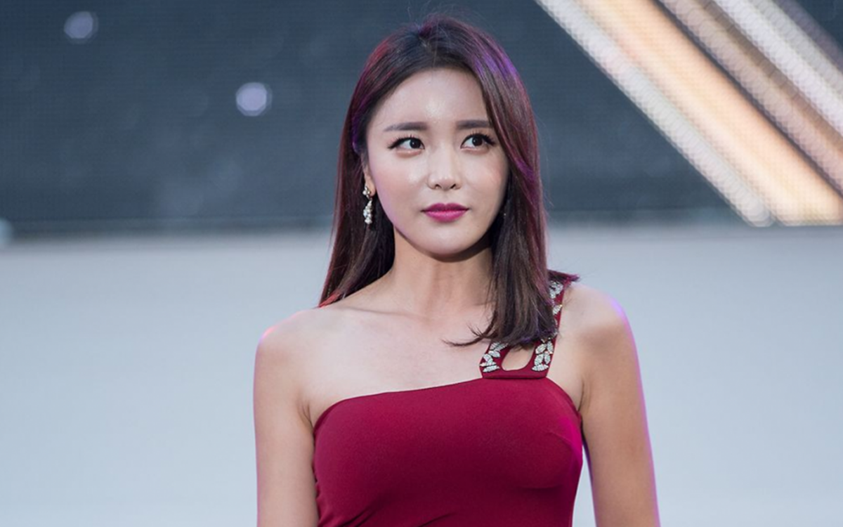 Nữ ca sĩ nhạc trot Hong Jinyoung sẽ trở lại với mini album mới