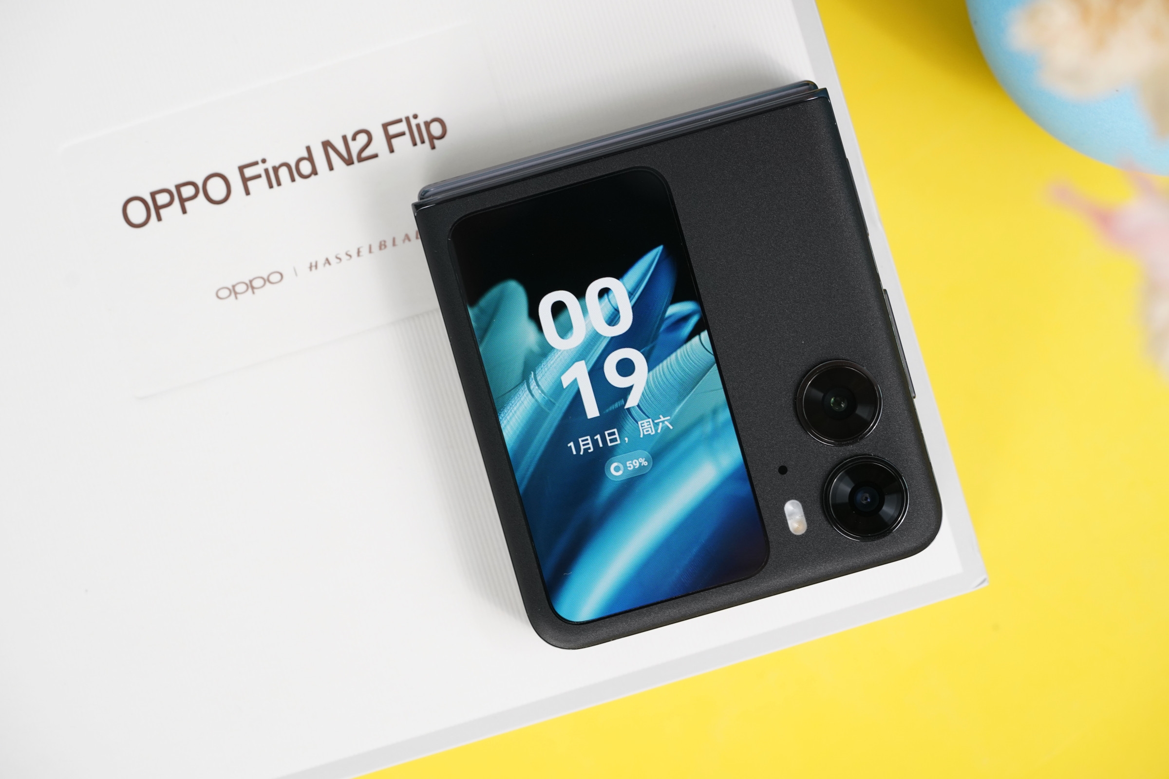 Trên tay OPPO Find N2 Flip: Gập nhỏ, mở to, màn phụ khổng lồ ăn đứt ...