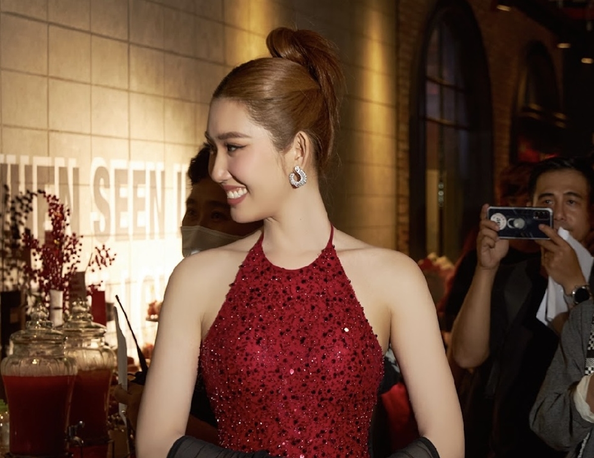 Thúy Ngân khoe vai trần tại sự kiện, hé lộ tình trạng vết thương ở cổ