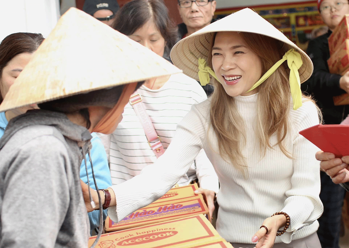 Mỹ Tâm tự tay trao học bổng cho trẻ em nghèo hiếu học nhân dịp Tết đến