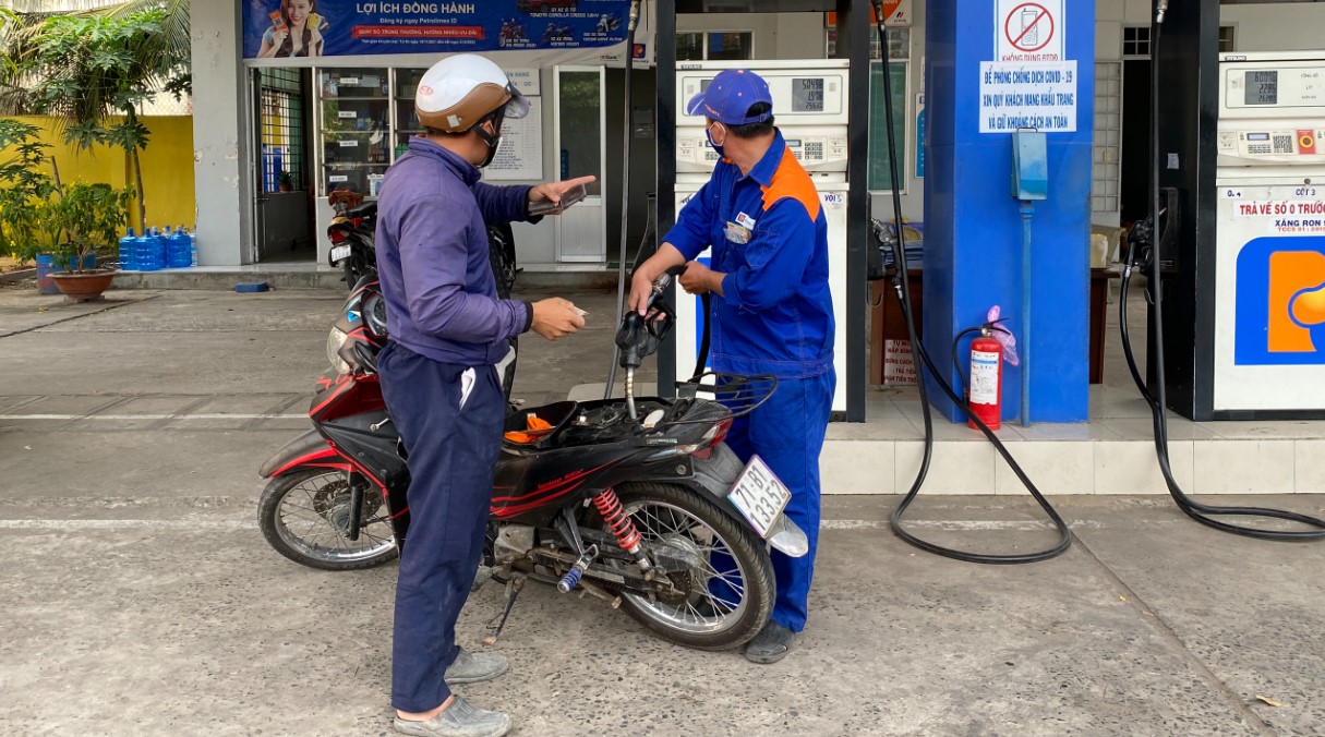 Giá xăng dầu hôm nay 15/6: E10 và RON 92 giảm mạnh hơn 8.000-9.000 đồng ...